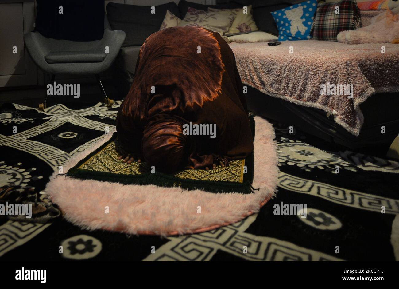 Somali muslims praying hi-res stock photography and images - Alamy