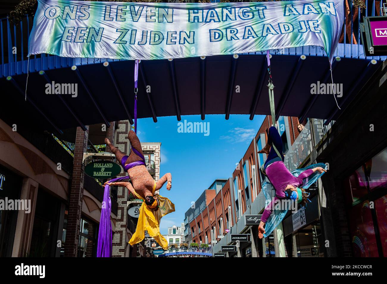 Aerial acrobats hi-res stock photography and images - Alamy