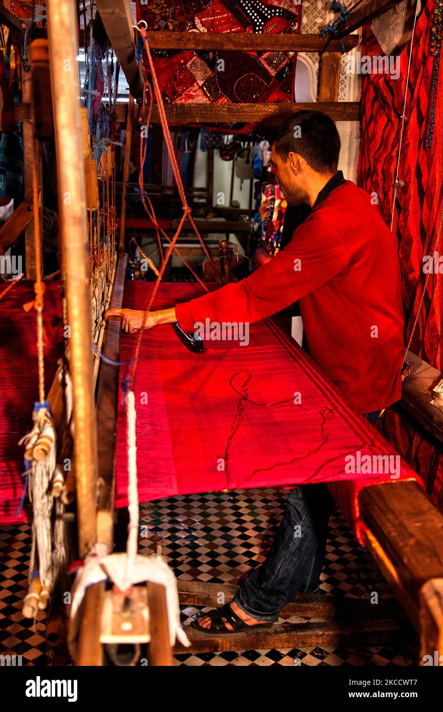 Weaving loom in the old medina of fez morocco hi-res stock photography ...