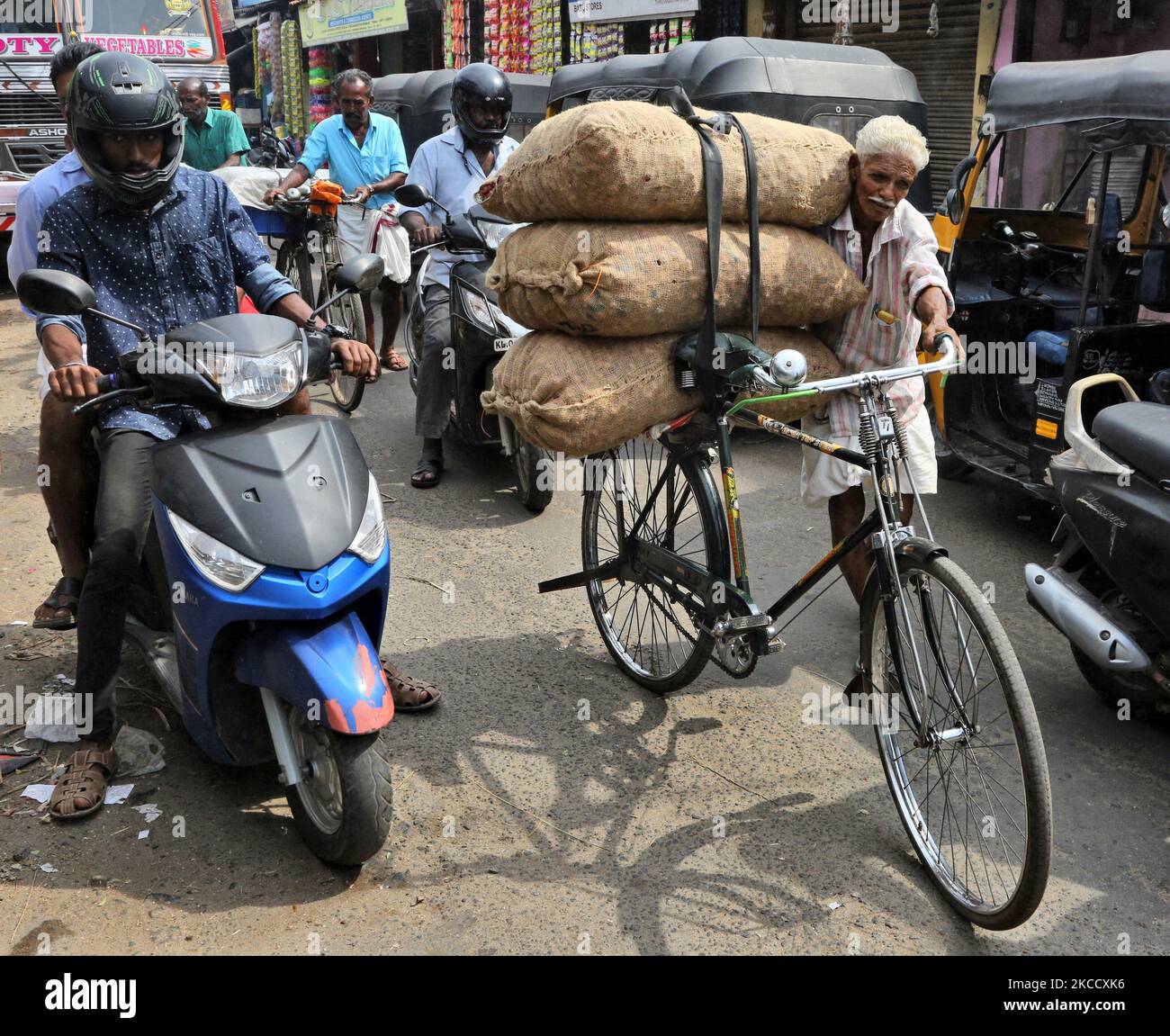 Busy street in the Chalai market in the city of Thiruvananthapuram ...