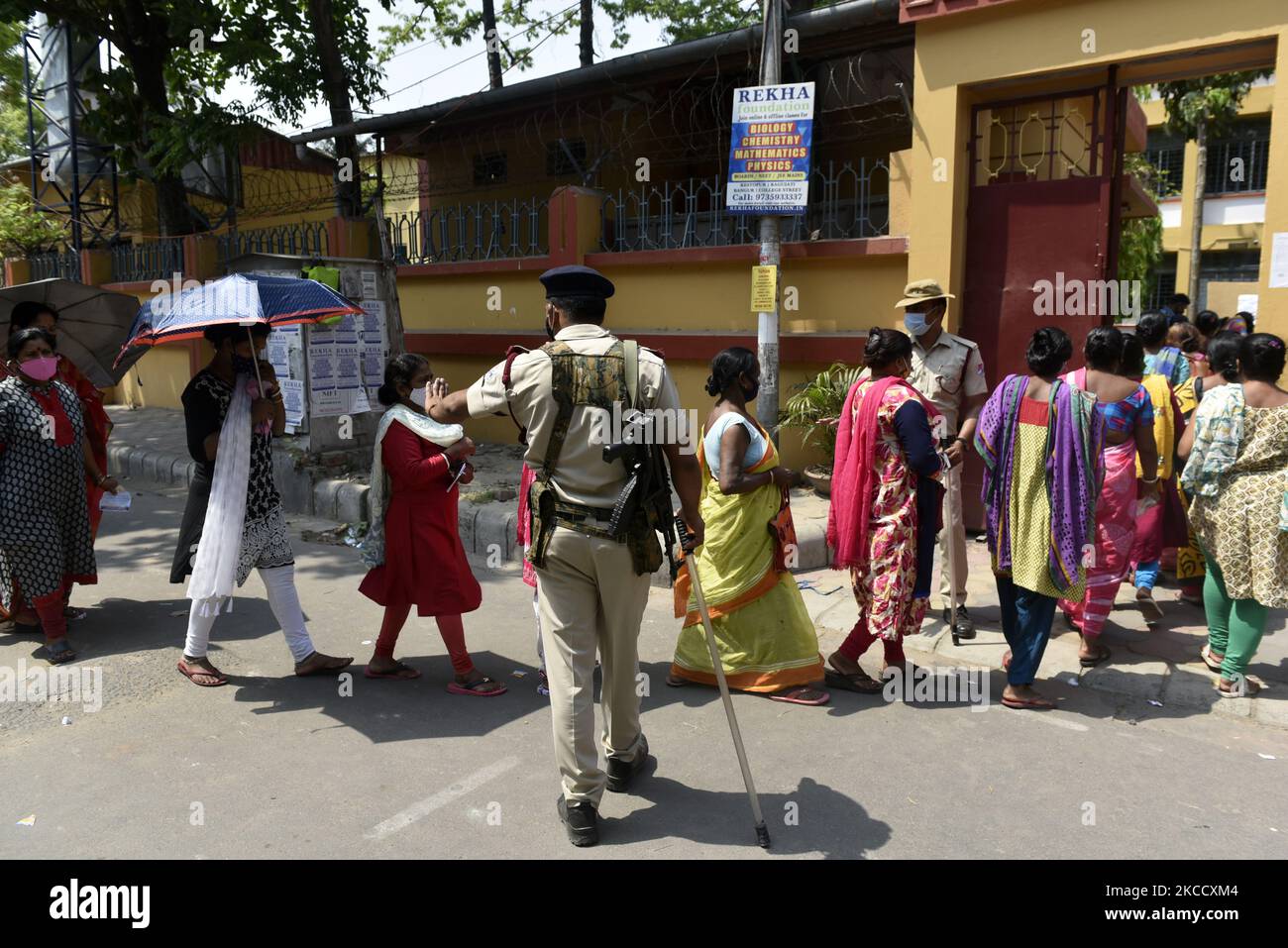 Indian queue in bank hi-res stock photography and images - Alamy