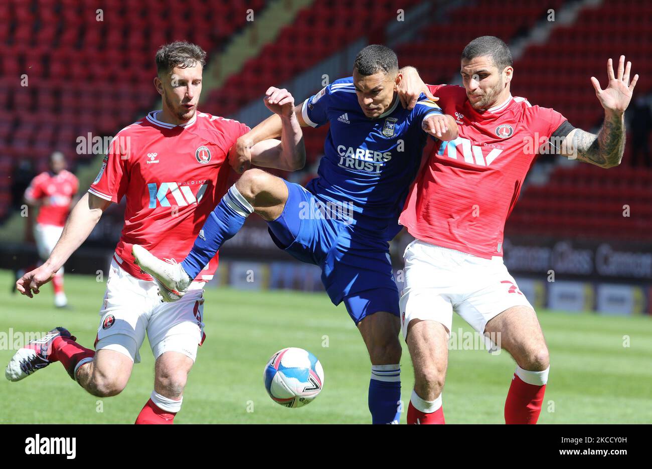R charlton athletics jason pearce hi-res stock photography and images ...