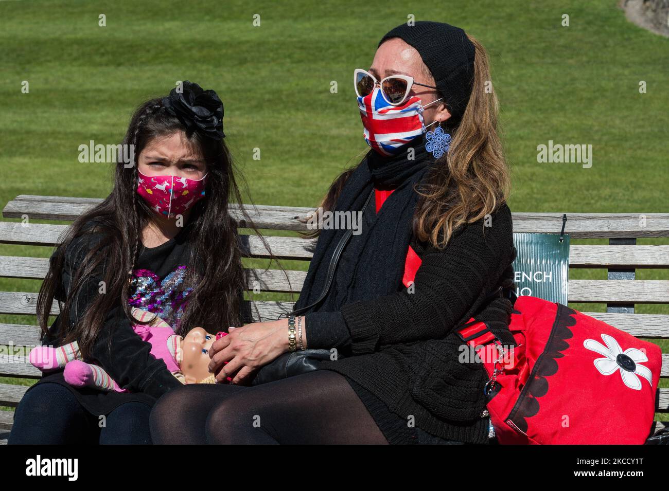 Hrh queen elizabeth ii face mask hi-res stock photography and images ...