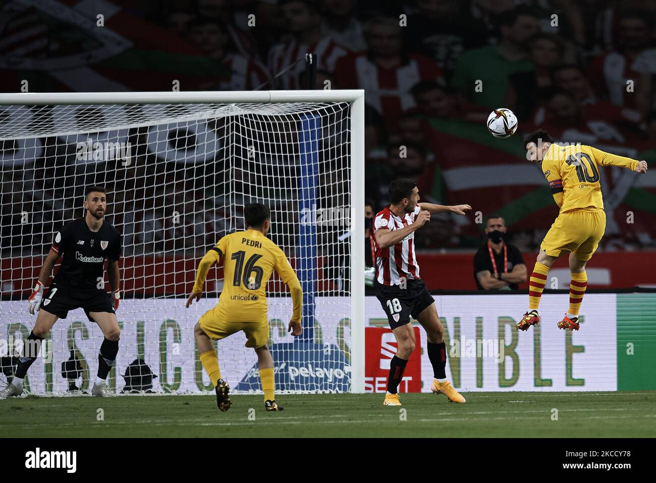 Lionel messi of barcelona shooting hi-res stock photography and images ...