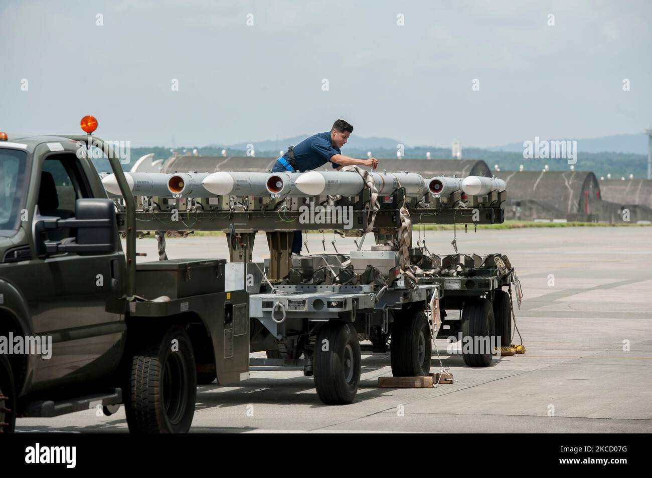 Maintainers prepare aircraft at Kadena Air Base, Japan Stock Photo - Alamy