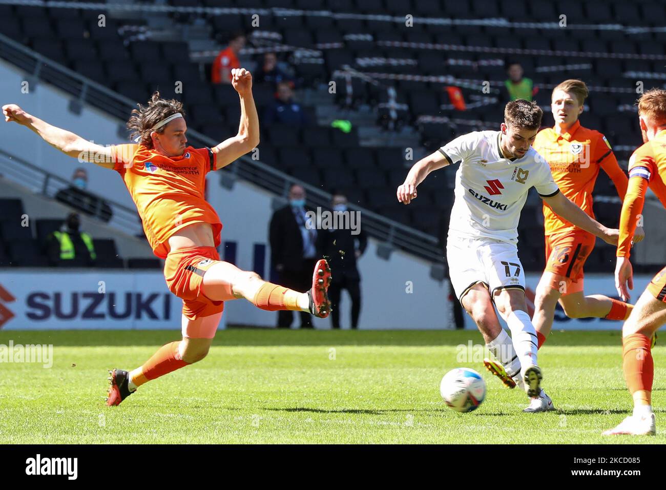 Milton keynes dons matt oriley hi-res stock photography and images - Alamy
