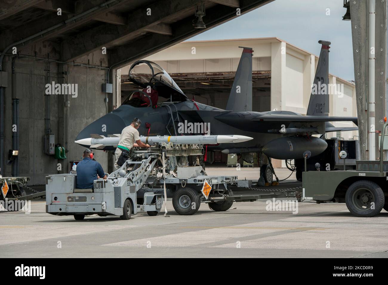 Maintainers prepare aircraft at Kadena Air Base, Japan Stock Photo - Alamy