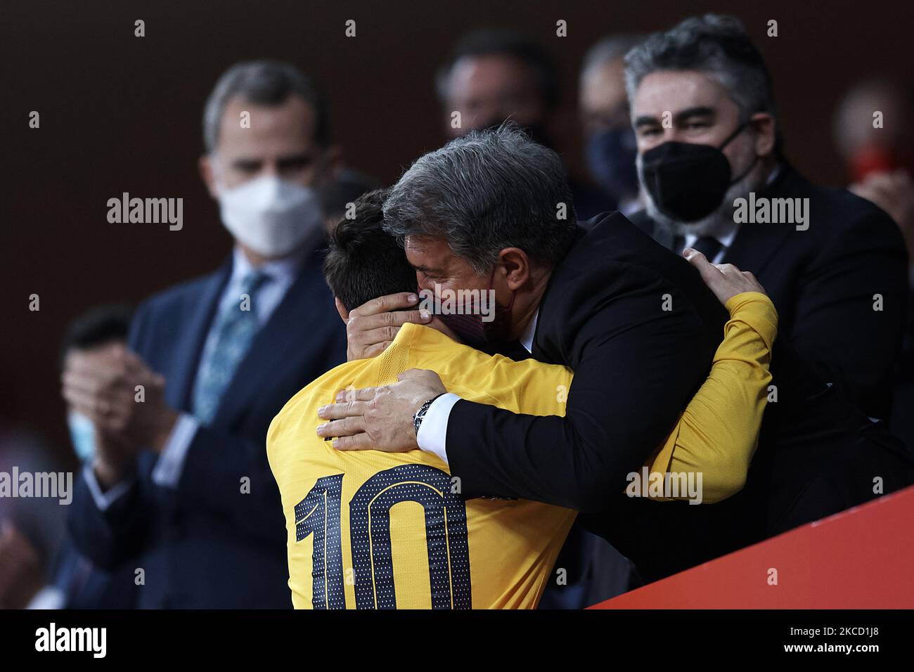 Lionel messi of barcelona hug hi-res stock photography and images - Alamy