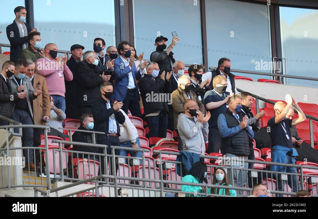Emirates stadium fans hi-res stock photography and images - Alamy