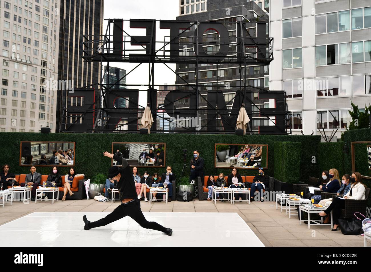 Rooftop of manhattans empire hotel hi-res stock photography and images ...