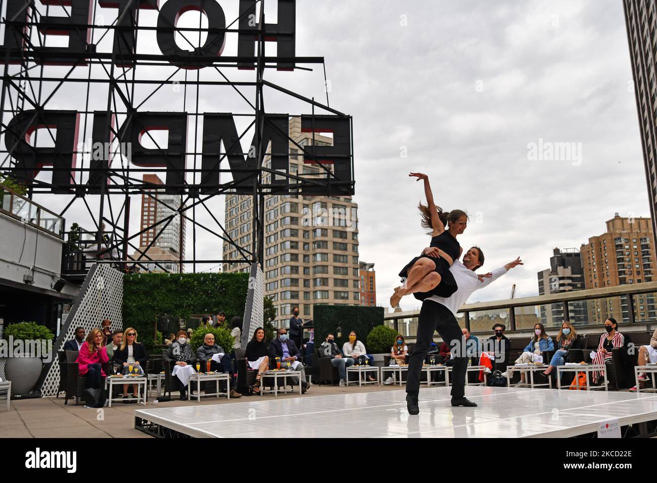 Rooftop of manhattans empire hotel hi-res stock photography and images ...