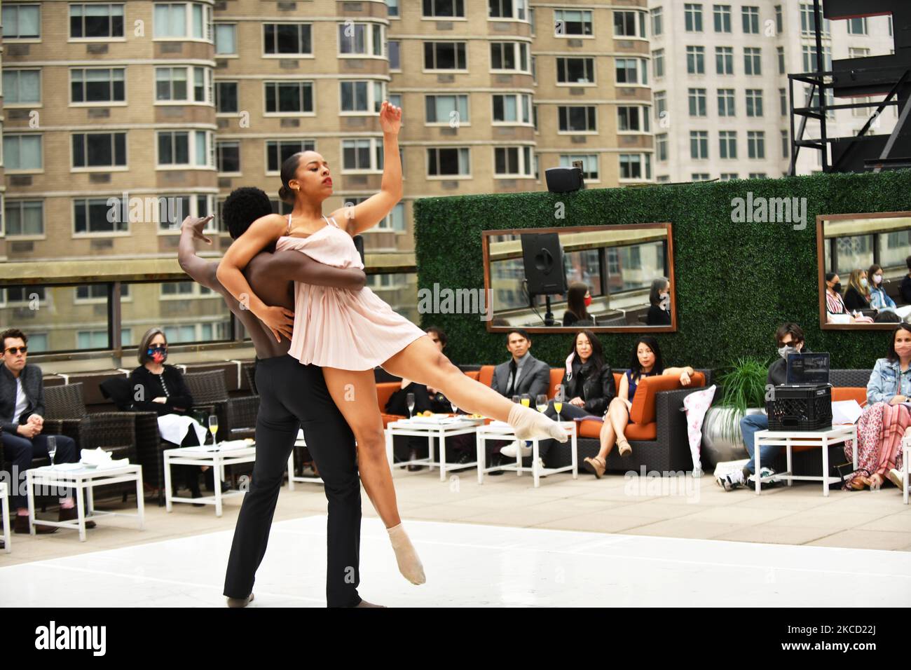 Rooftop of manhattans empire hotel hi-res stock photography and images ...
