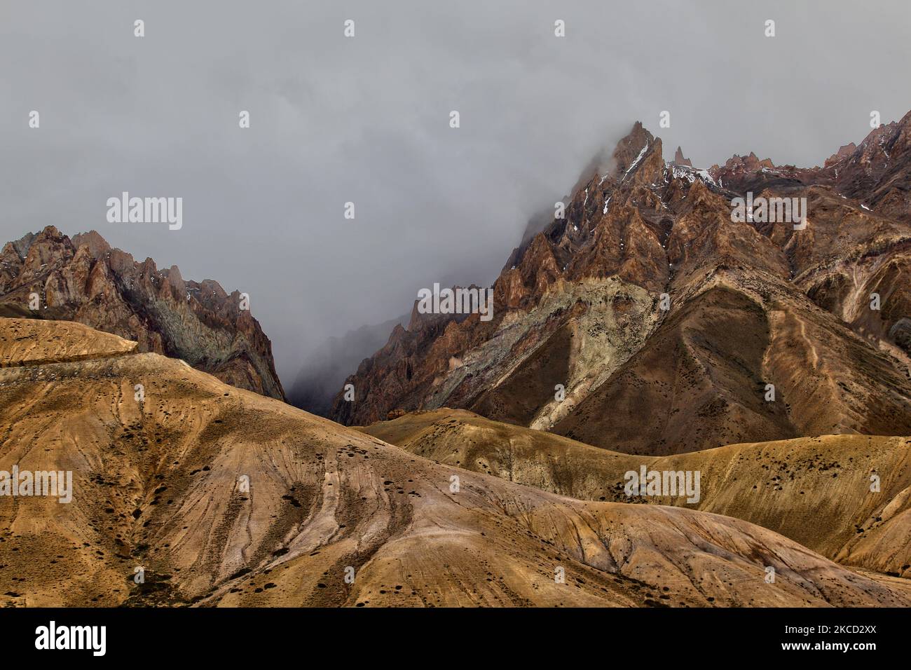 Mountainous landscape in a remote Himalayan valley in Fotula, Ladakh ...