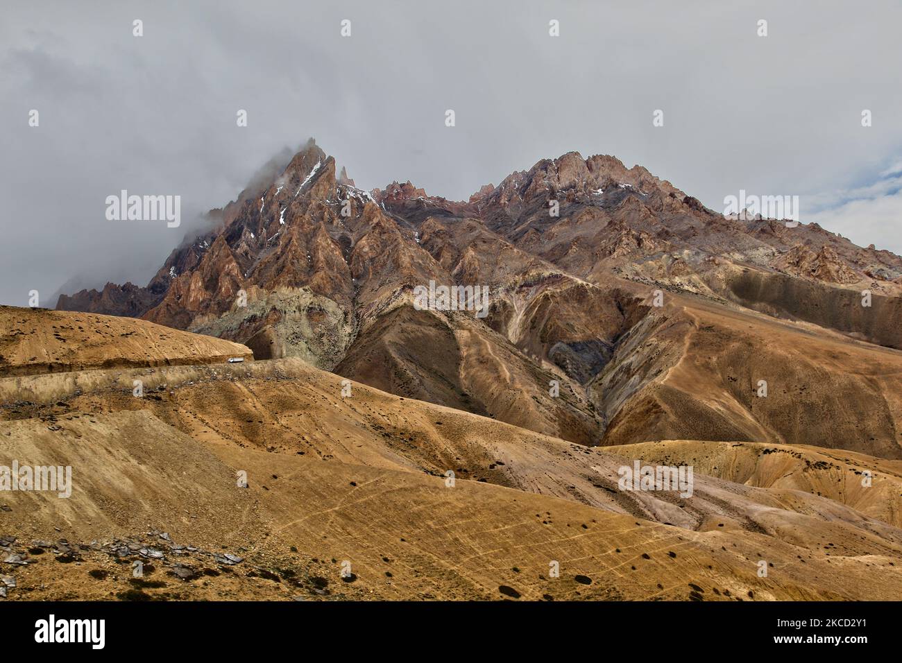 Mountainous landscape in a remote Himalayan valley in Fotula, Ladakh ...