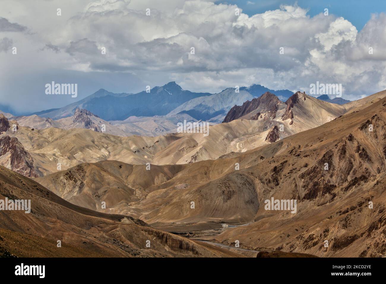 Mountainous landscape in a remote Himalayan valley in Fotula, Ladakh ...