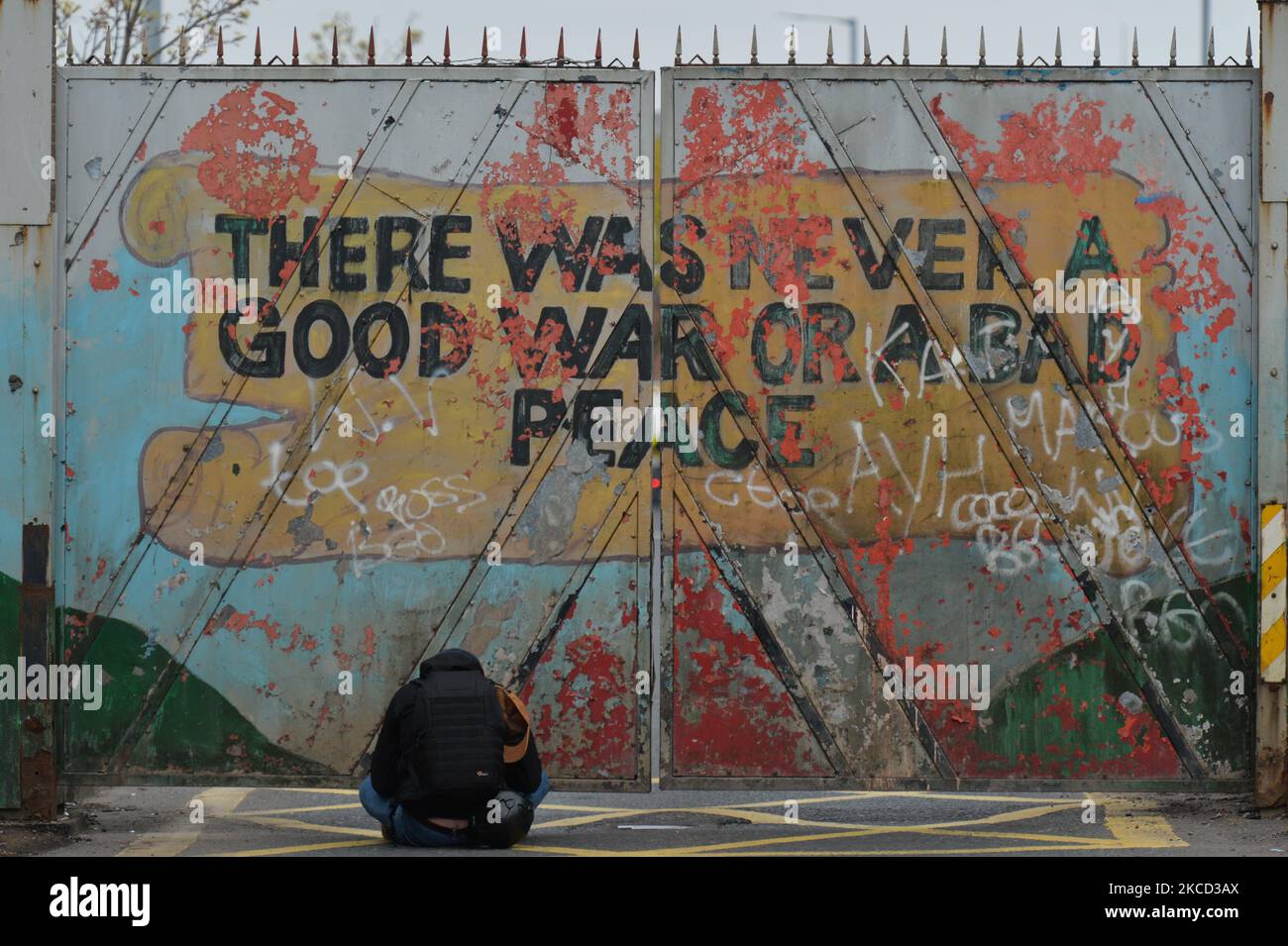 The 'Peace Gate' close during Loyalists protest on Lanark Way in ...