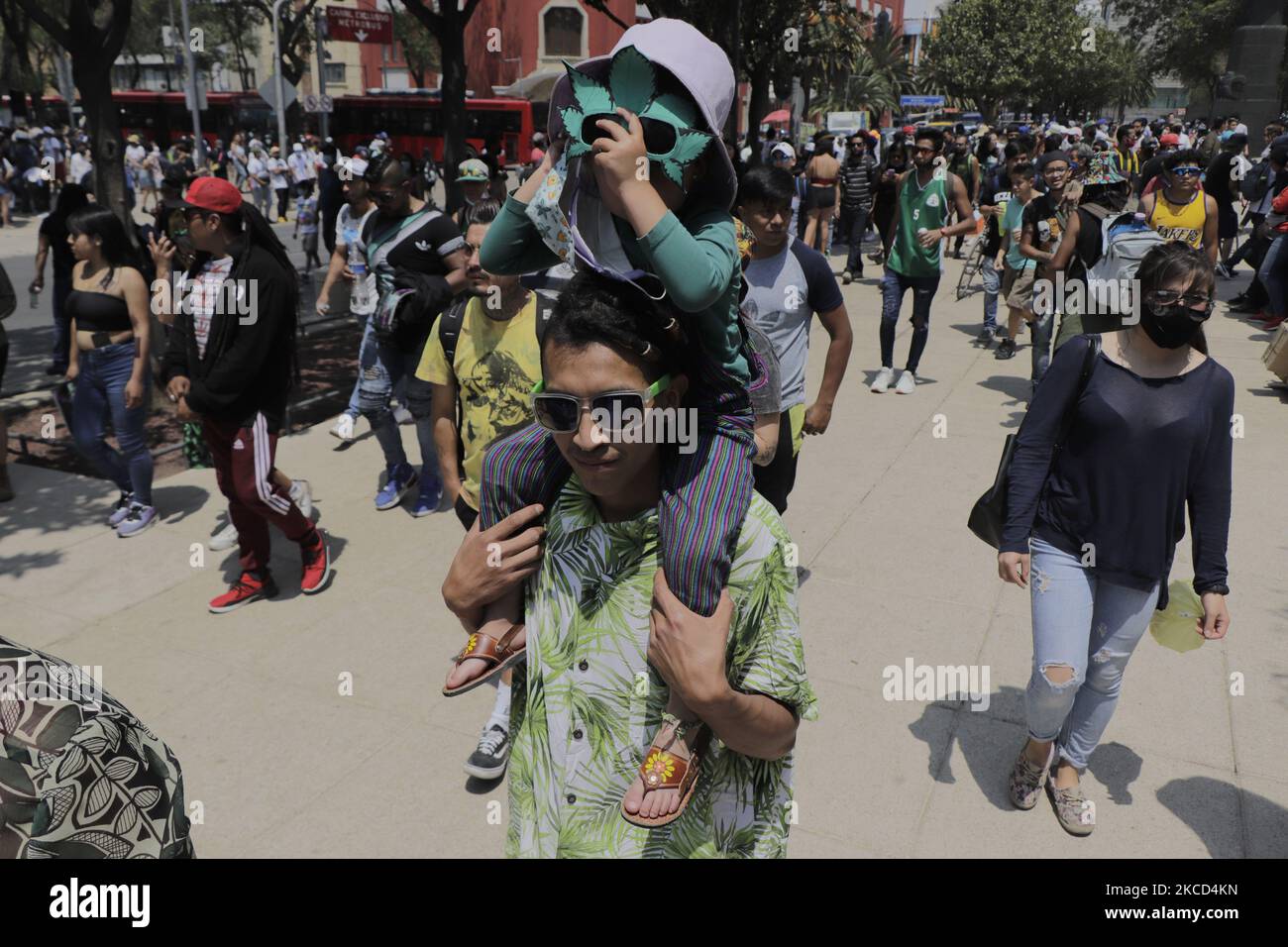 A father and his daughter at the Monument to the Revolution in Mexico ...