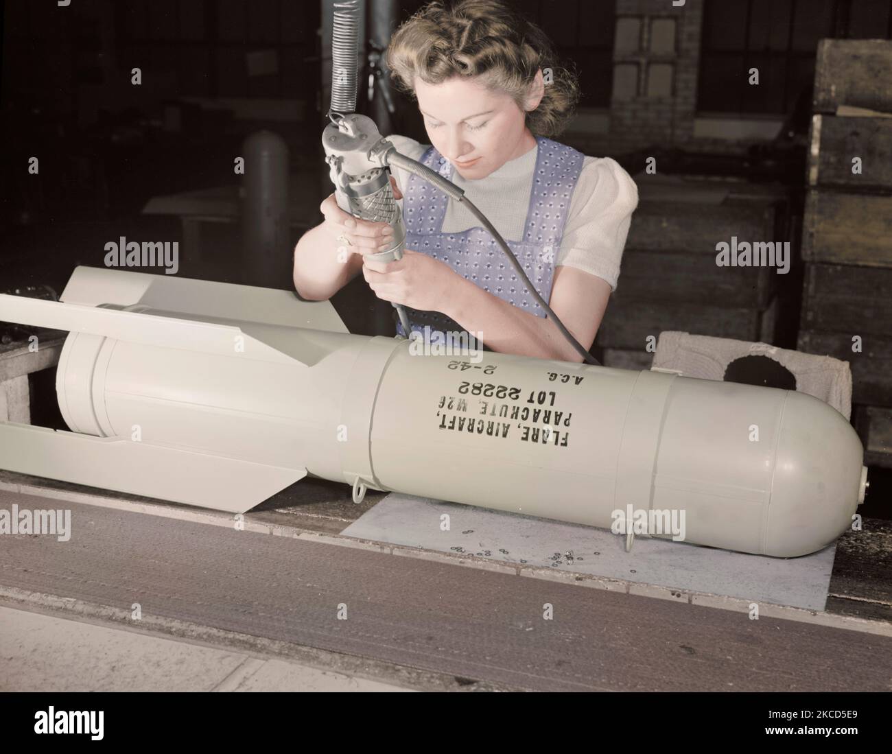 Wwii factory women hi-res stock photography and images - Alamy
