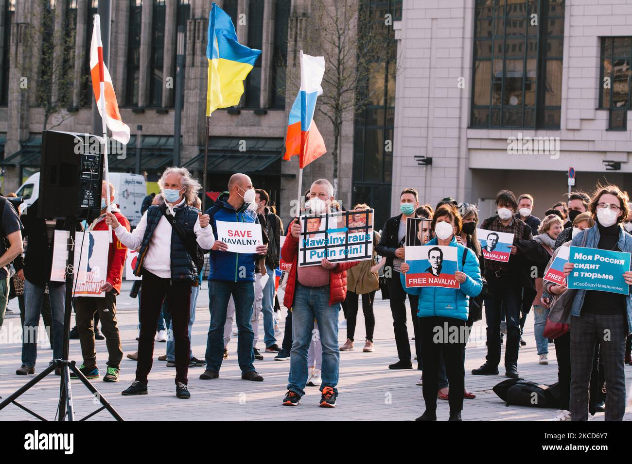 people rally to support Russian opposition politician Alexei Navalny ...