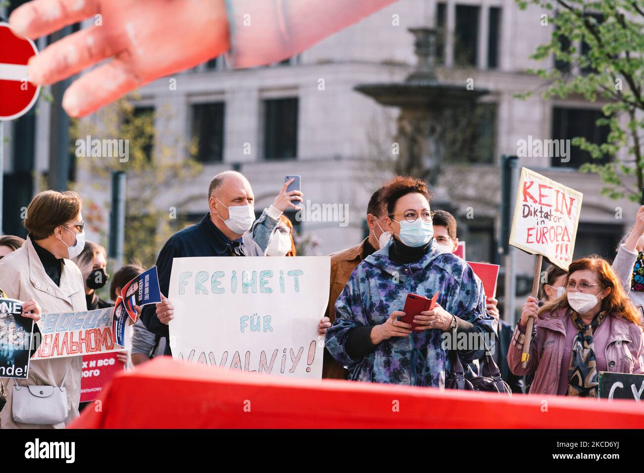 people rally to support Russian opposition politician Alexei Navalny ...