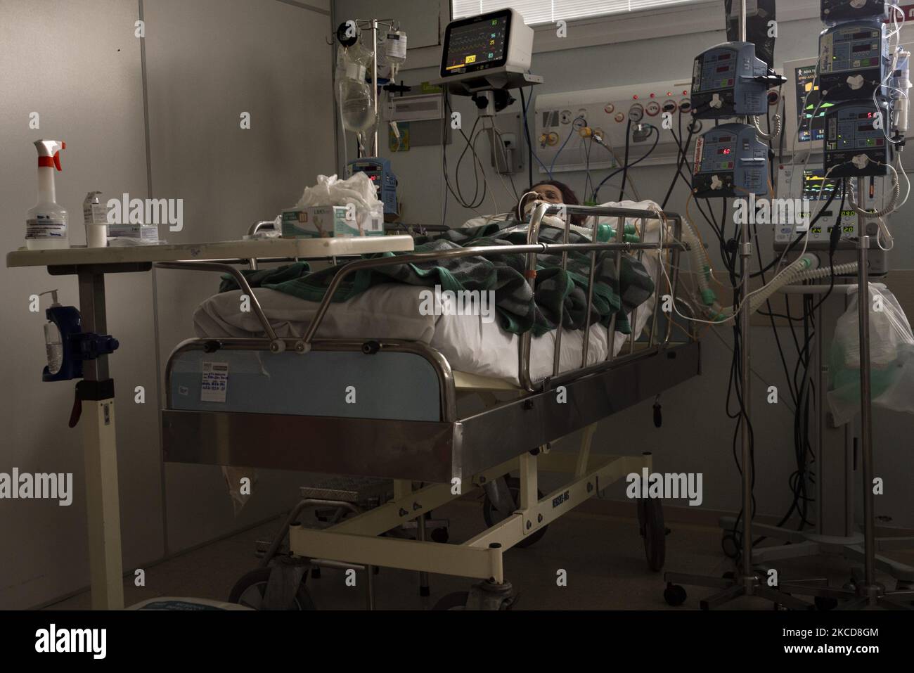 12.Mar.2021 - Covid-19 patient in the ICU of the Itapecerica da Serra ...