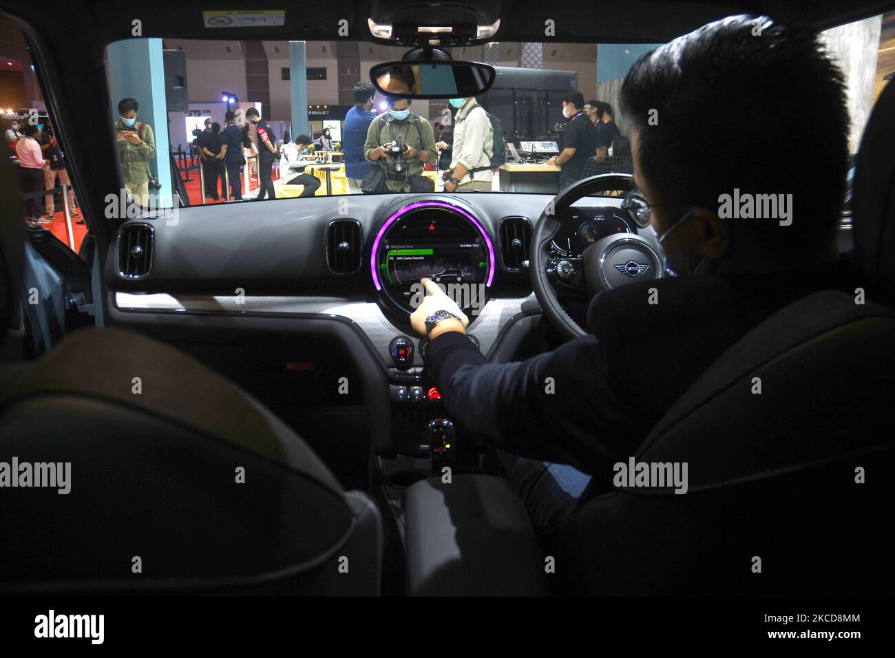 Digital features in the steering area of the new MINI Countryman when ...