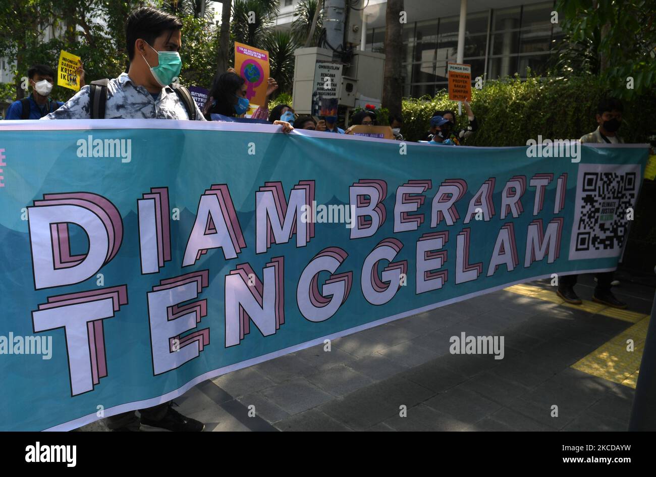 Dance action of joget jagat hi-res stock photography and images - Alamy