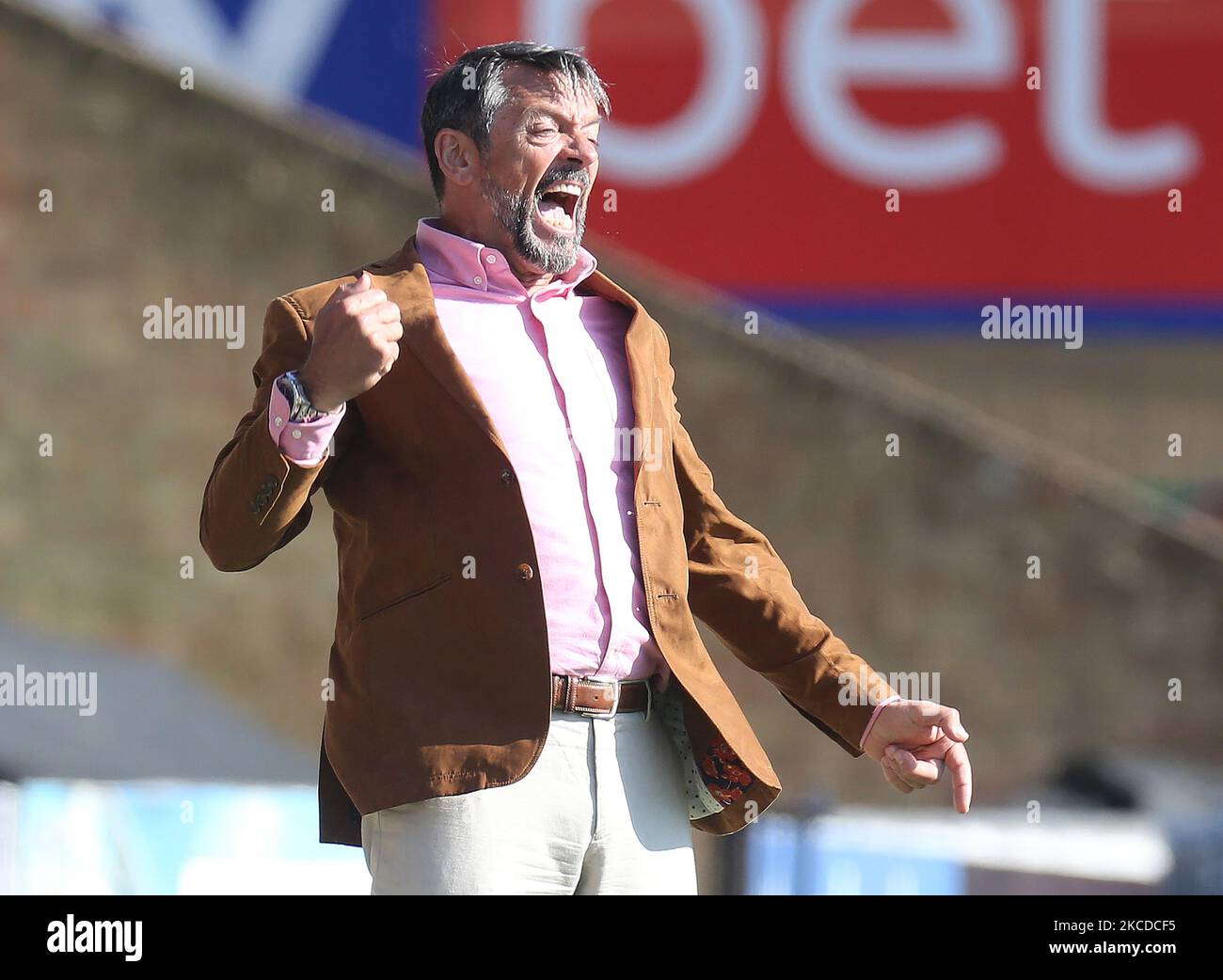 Phil Brown manager of Southend United during Sky Bet League Two between ...