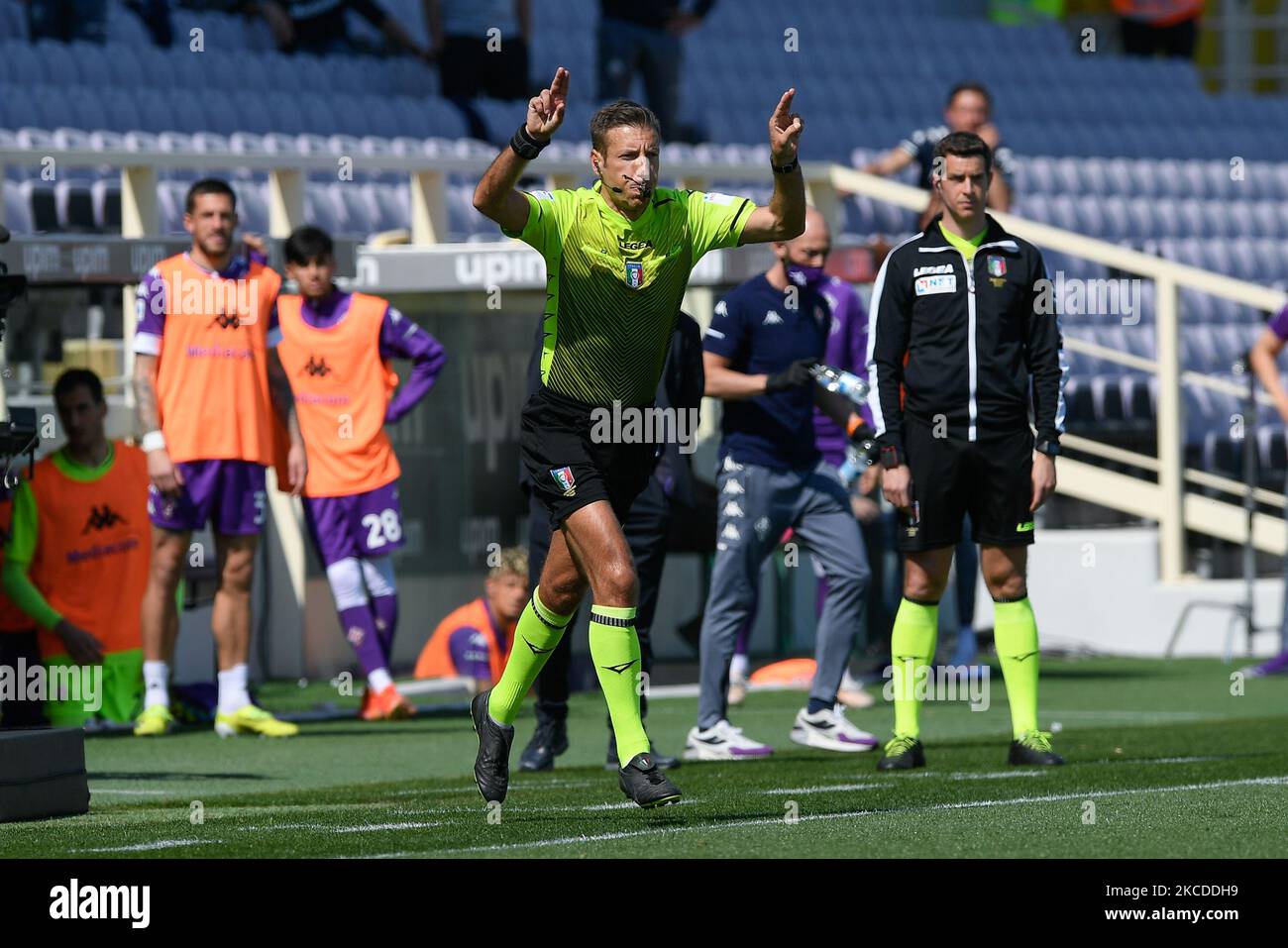 Referee davide massa gestures hi-res stock photography and images - Alamy