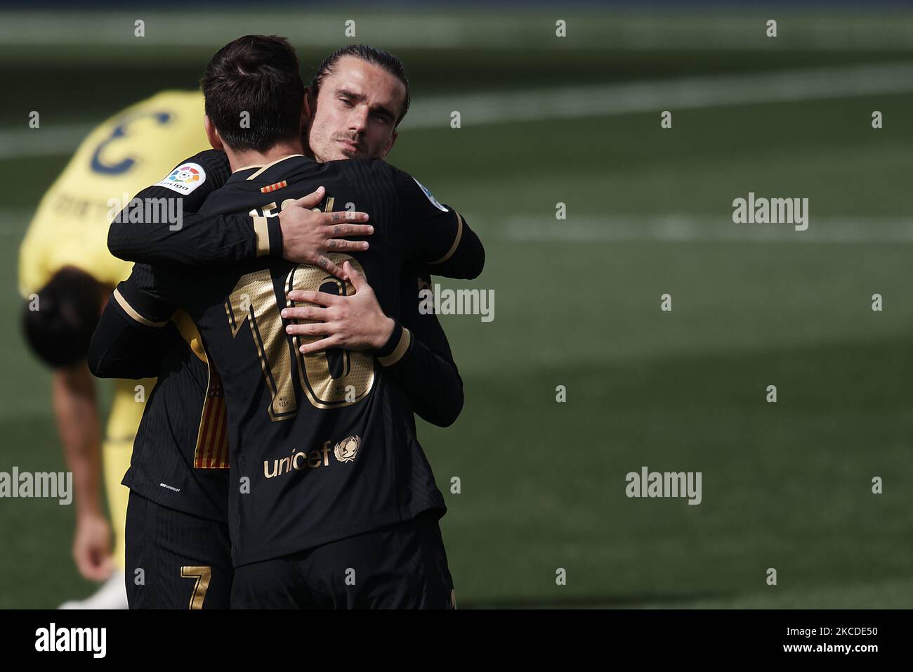 Lionel messi of barcelona hug hi-res stock photography and images - Alamy