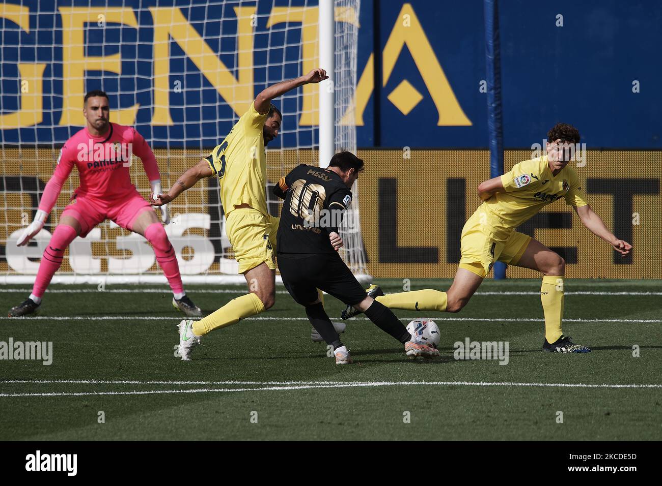 Lionel messi of barcelona shooting hi-res stock photography and images ...