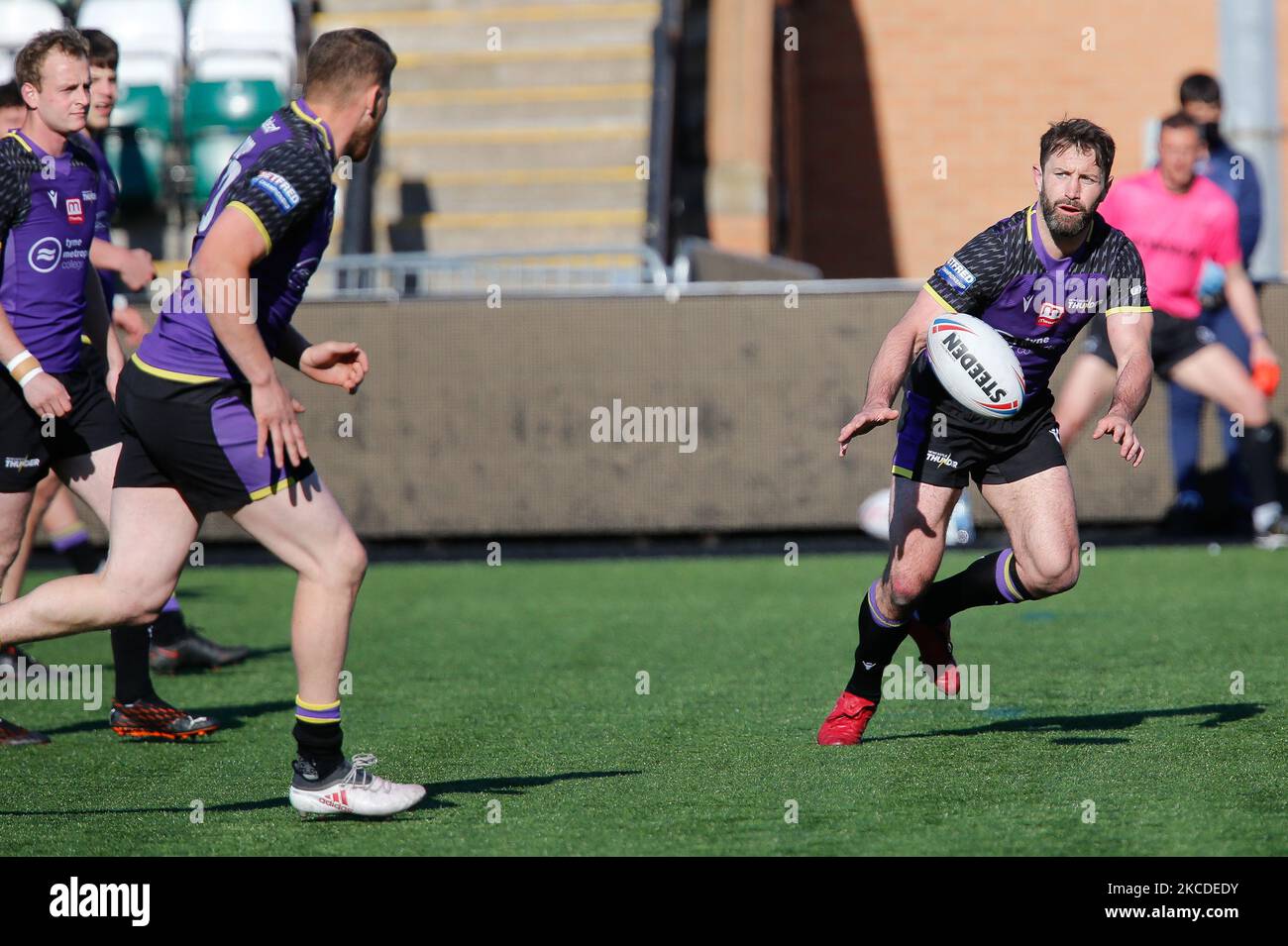 Bob Beswick of Newcastle Thunder passes to Mikey Wood of Newcastle ...