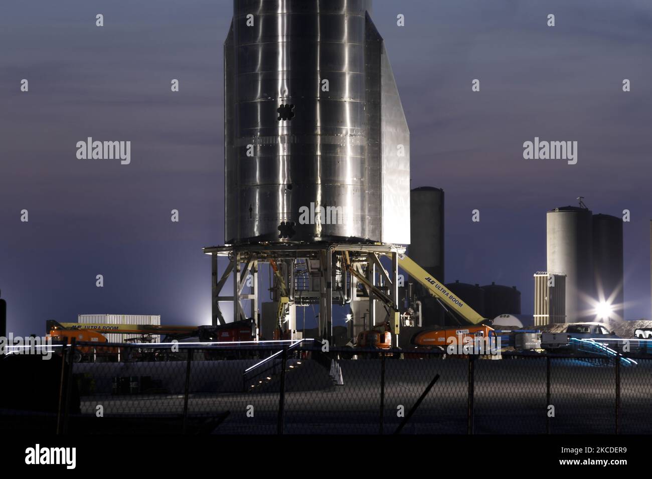 Starship SN15 on the evening on April 25th, 2021 at SpaceX's South ...