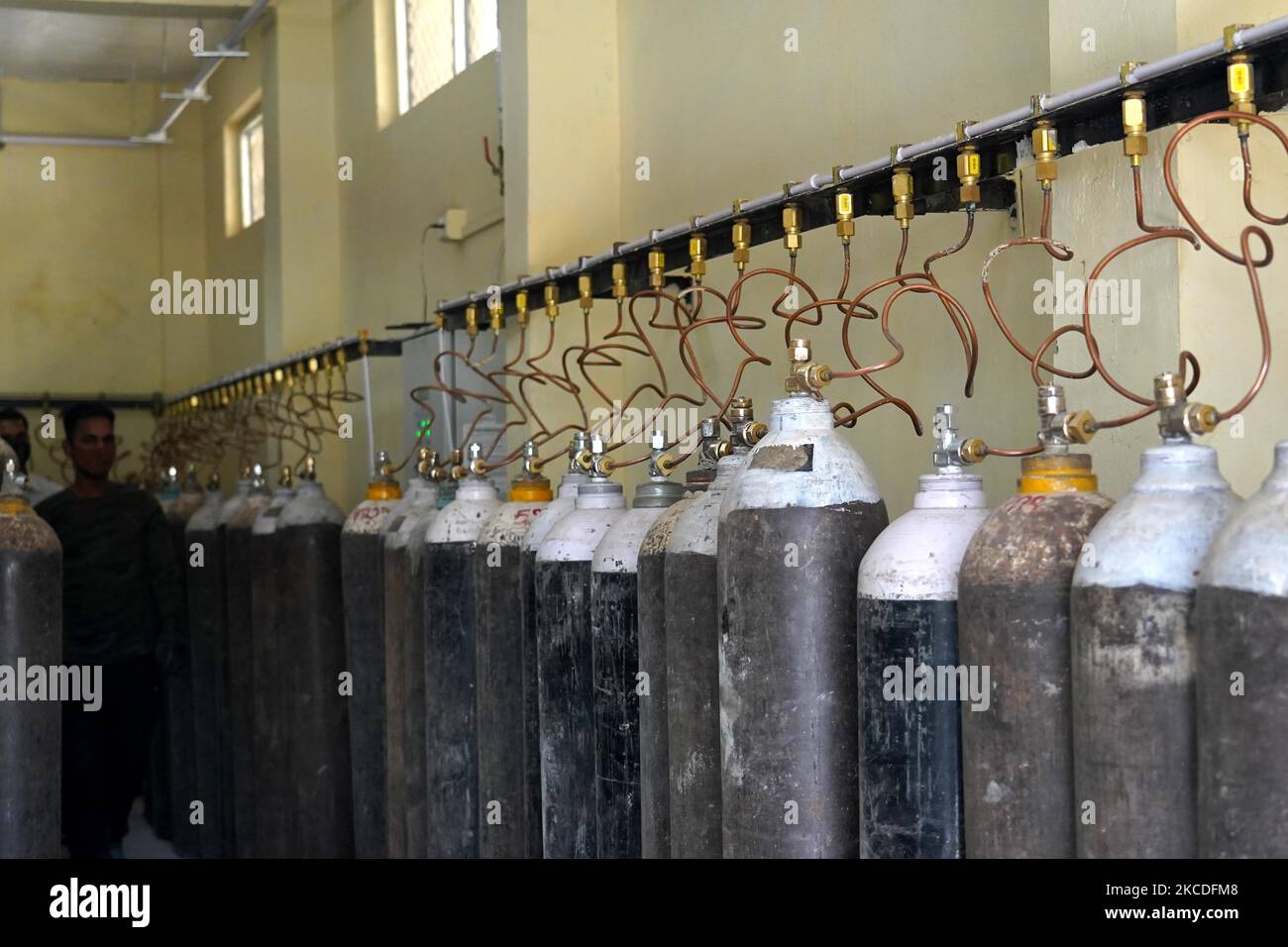 Workers sort oxygen cylinders hi-res stock photography and images - Alamy