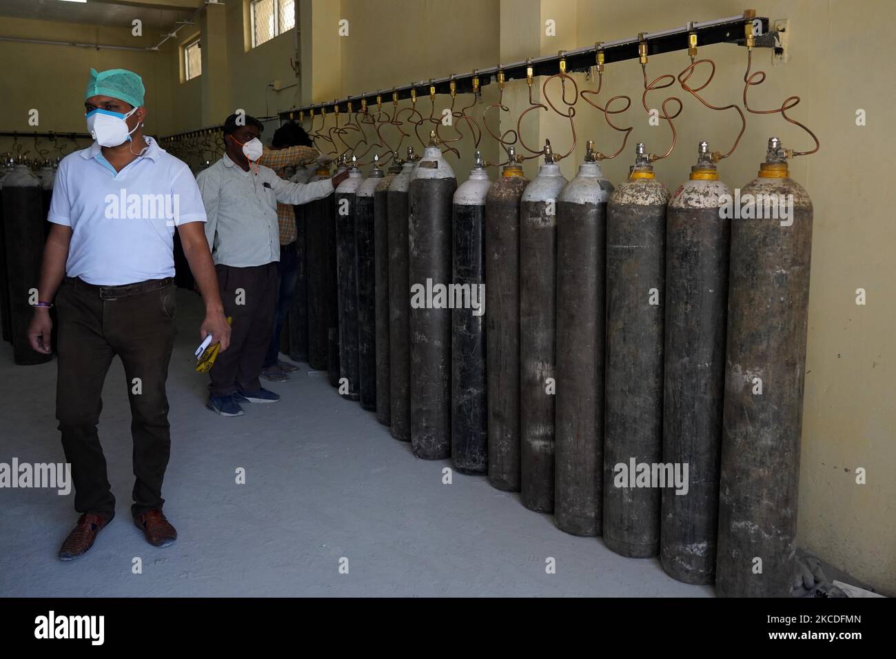 Workers sort oxygen cylinders hi-res stock photography and images - Alamy