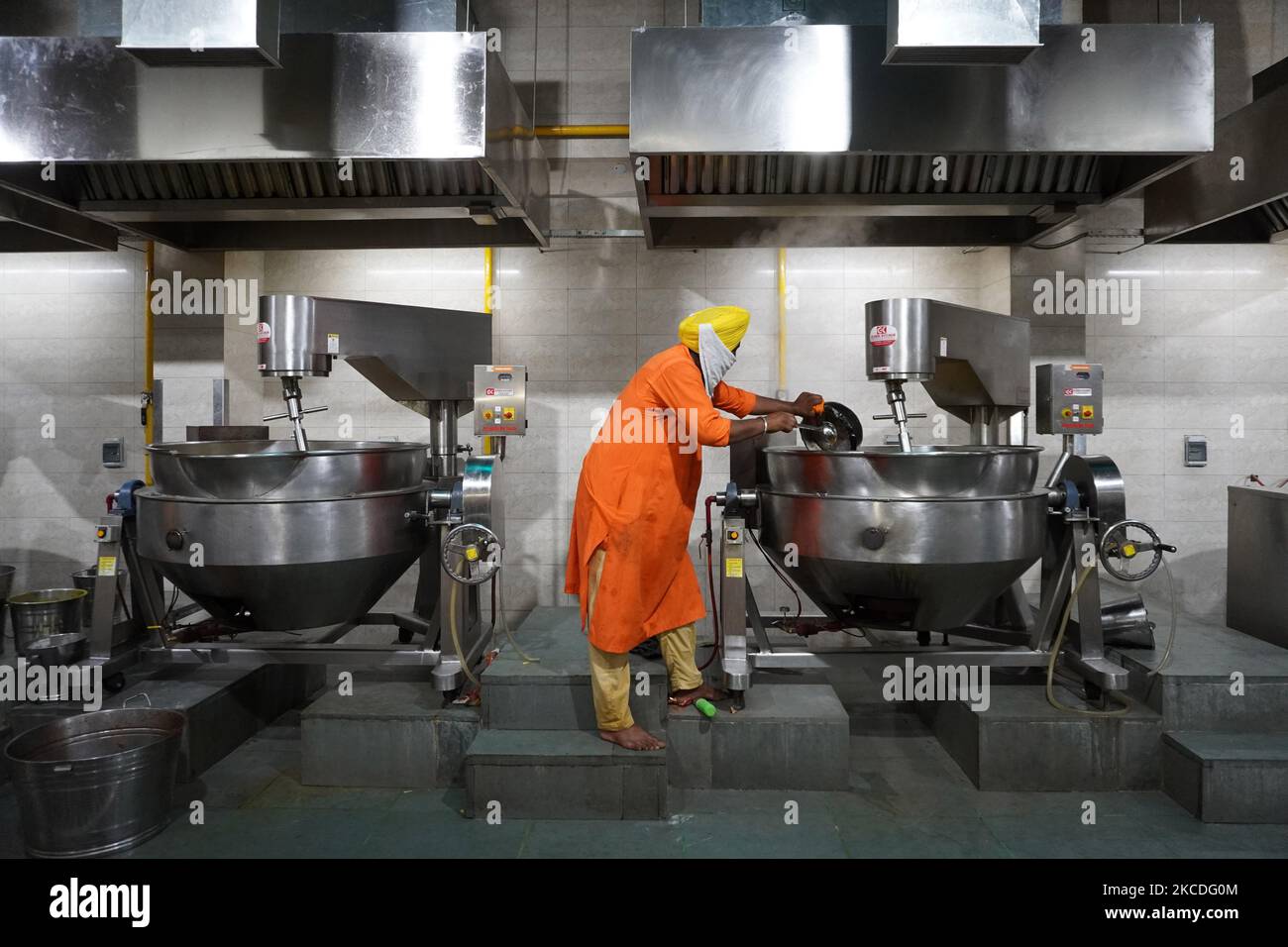 A volunteer of the Delhi Sikh Gurdwara Management committee (DSGMC ...