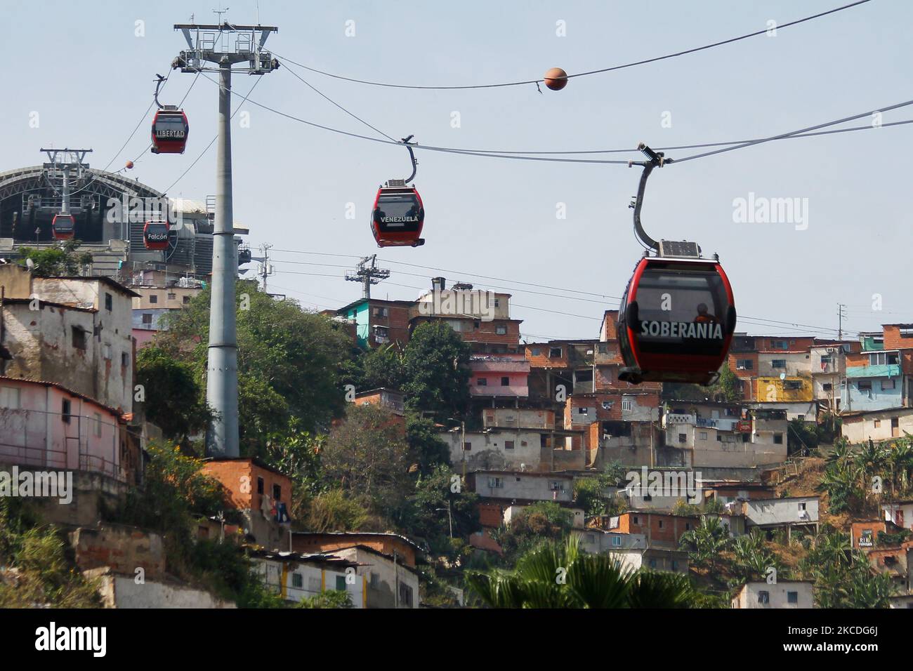 General view of the cable car in the San Agustin del sur neighborhood ...
