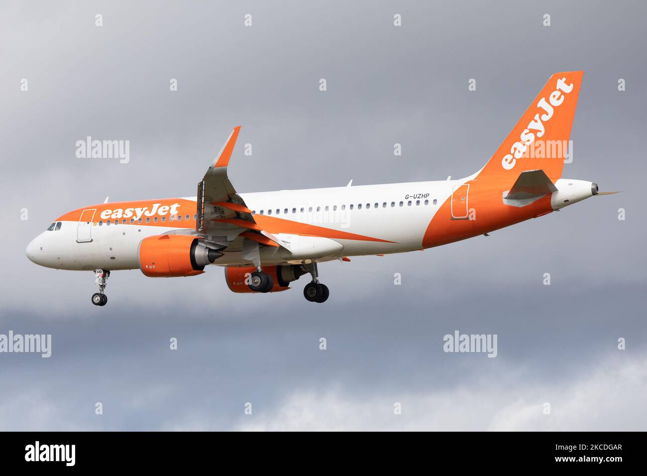 Easyjet airbus a320 neo lands hi-res stock photography and images - Alamy