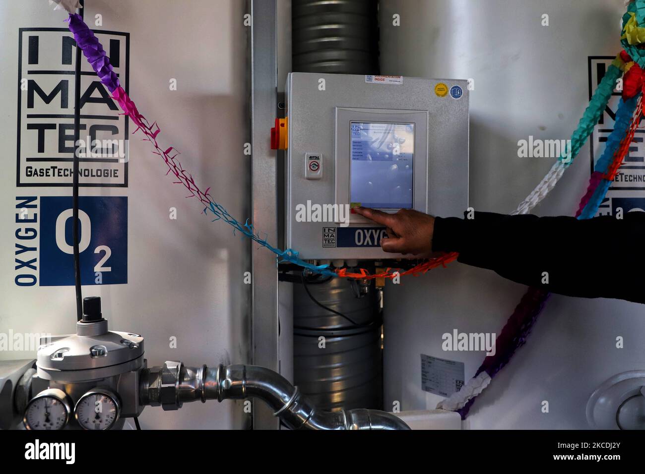 Installed oxygen generation machines hi-res stock photography and ...