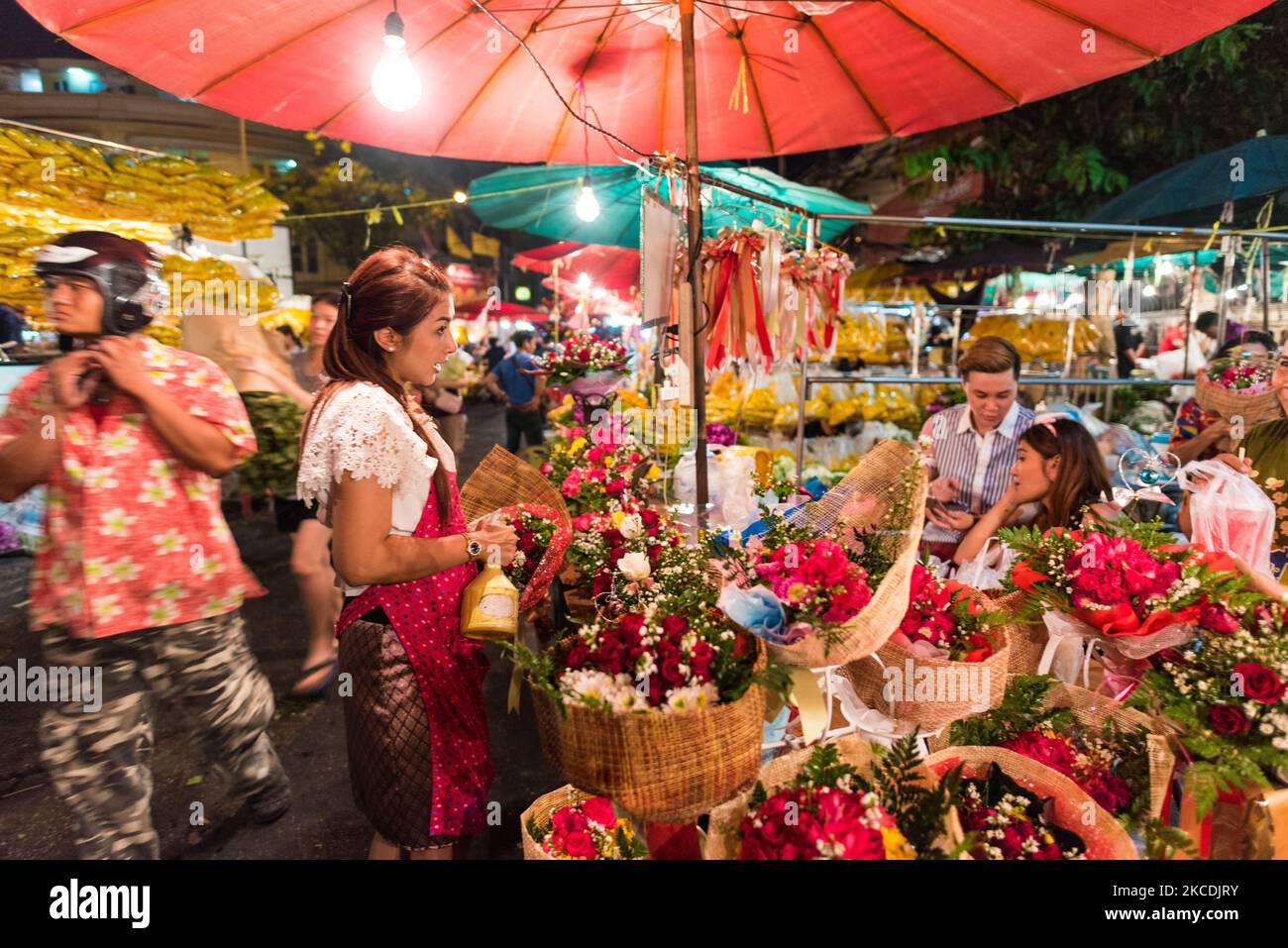 Flower vendors in Pak Khlong Talad, the flower market of Bangkok, on ...