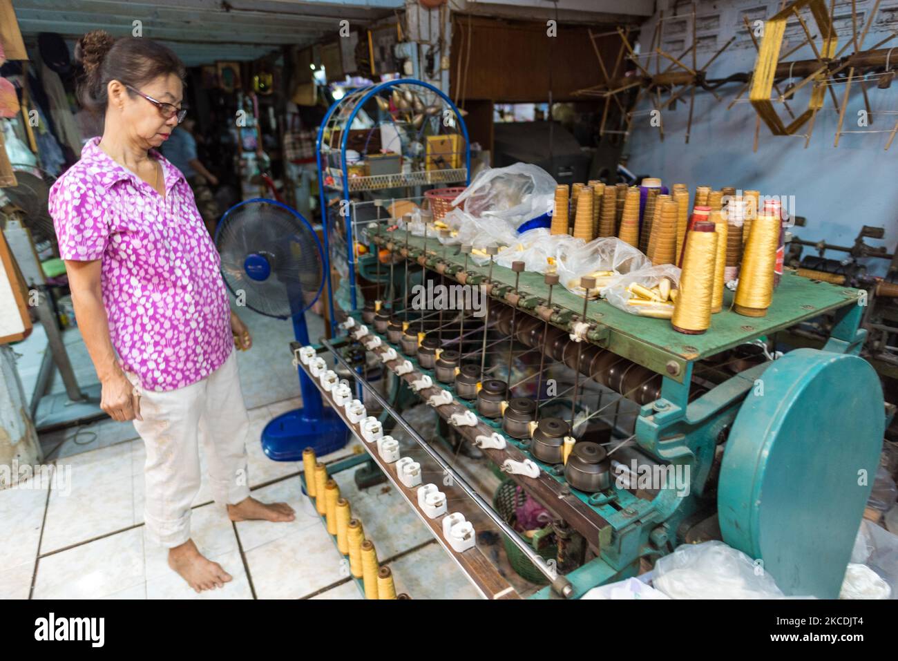Artisanal silk weaving machines hi-res stock photography and images - Alamy