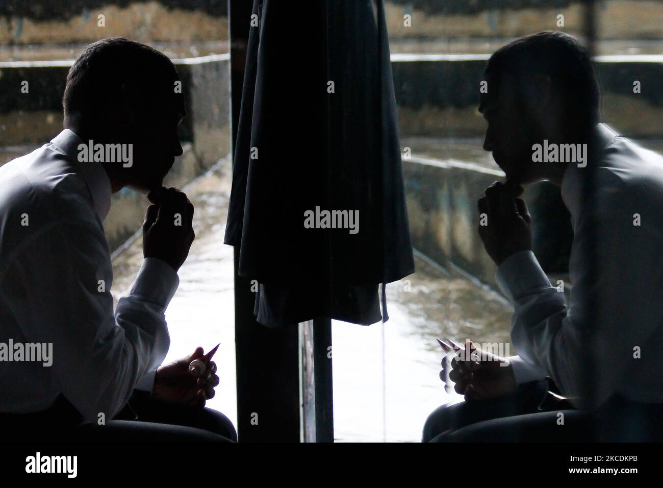Actor Jesus Garcia puts on makeup before beginning a performance of Dr ...