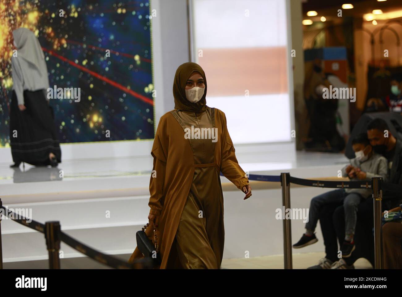 Models walk on the catwalk by creations of Indonesian fashion outfit ...