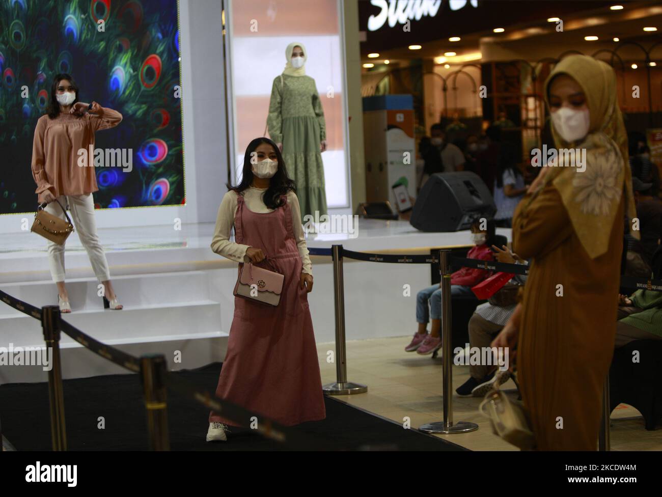 Models walk on the catwalk by creations of Indonesian fashion outfit ...