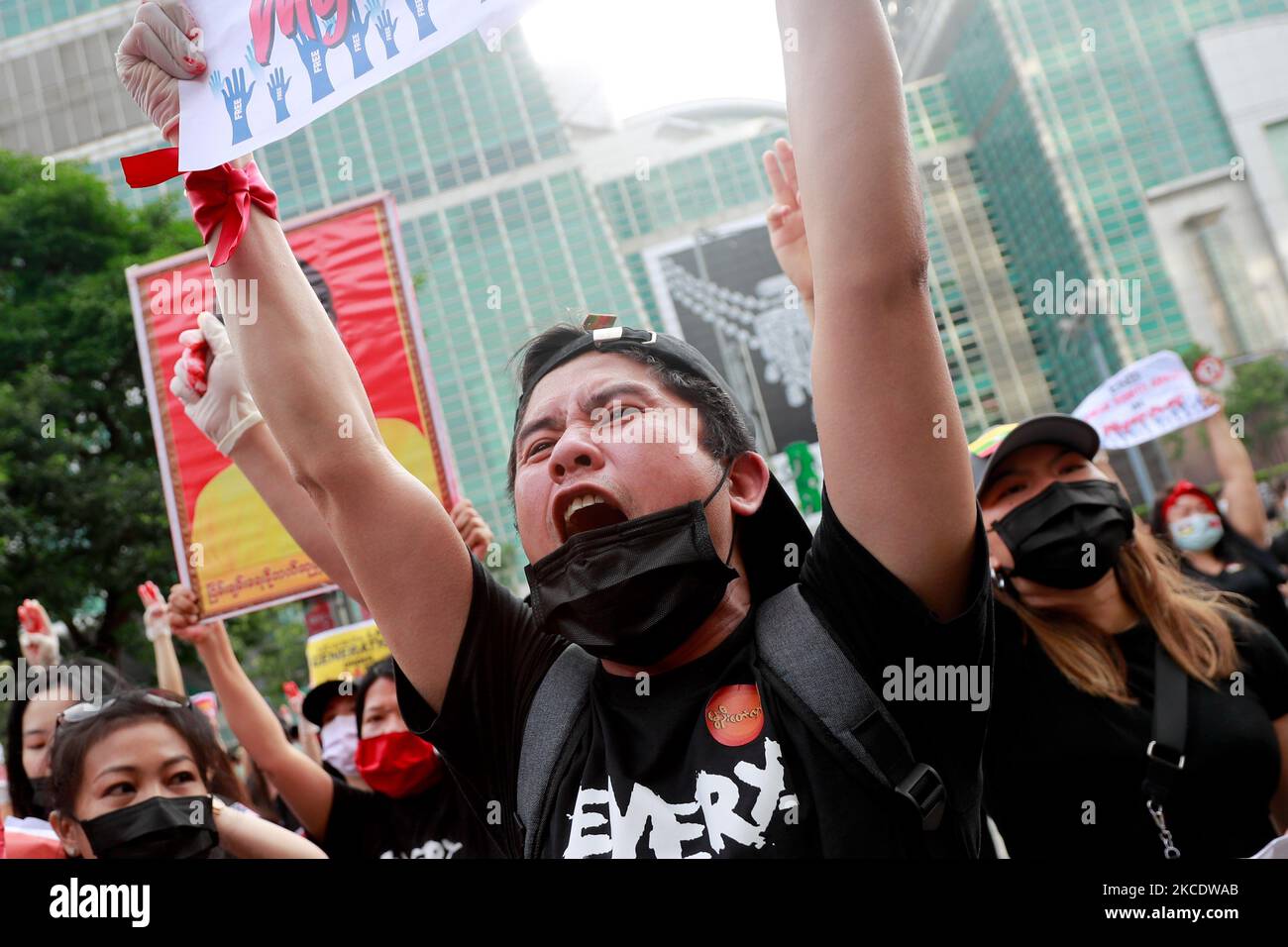 Over one thousand Burmese hold portraits of Aung San Suu Kyi, flash a ...