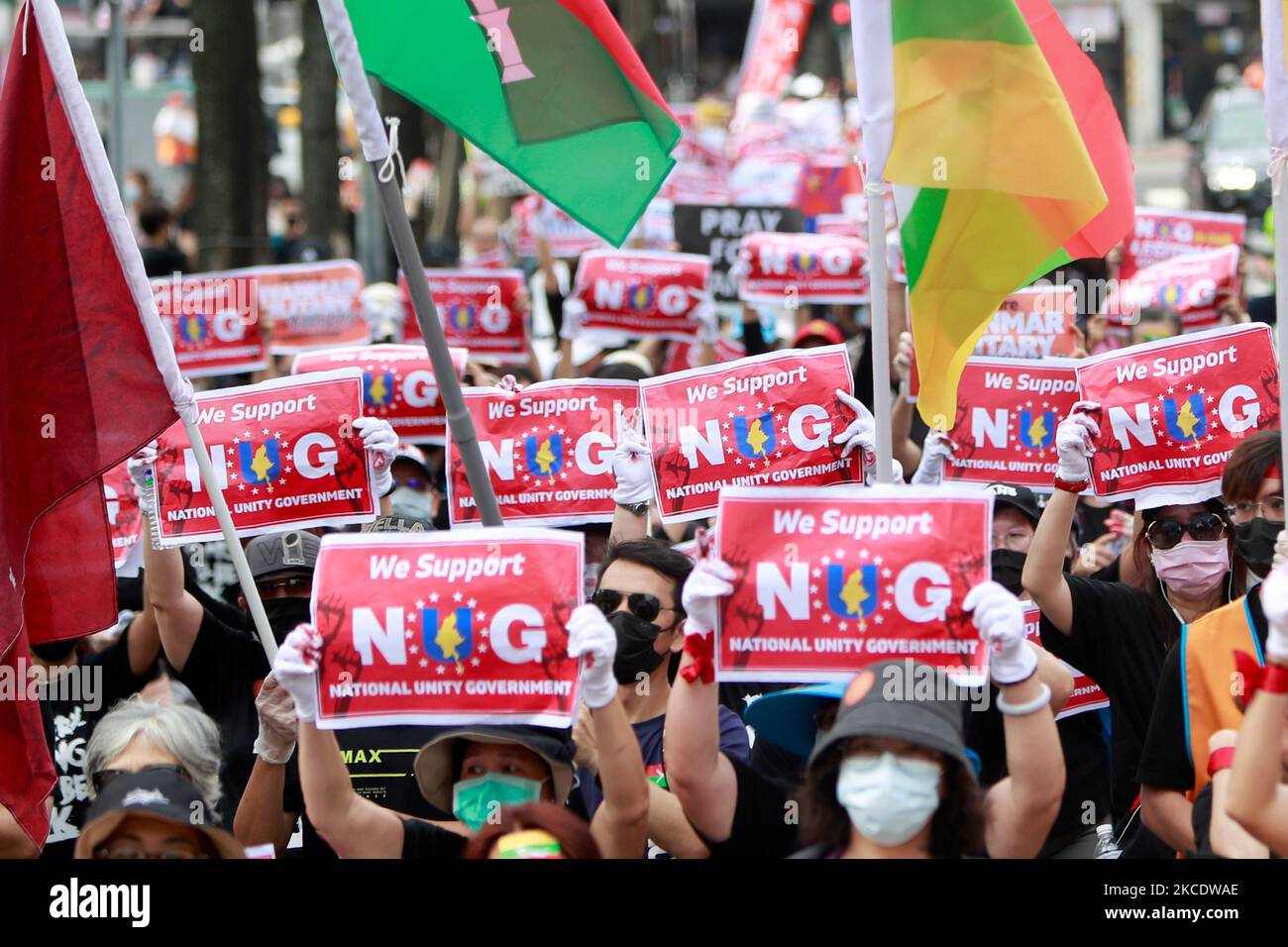 Over one thousand Burmese hold portraits of Aung San Suu Kyi, flash a ...