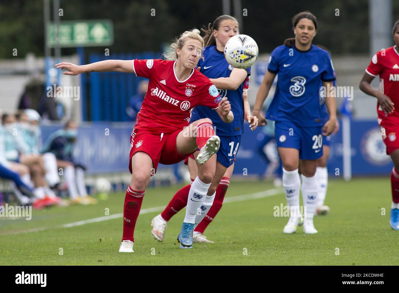 Carolin Simon (Bayern Munich) controls the ball during the 2020-21 UEFA ...