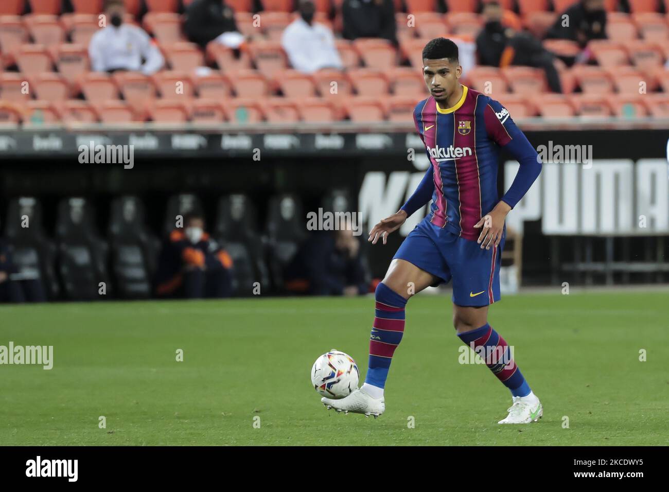 Fc barcelonas midfielder ronald araujo hi-res stock photography and ...