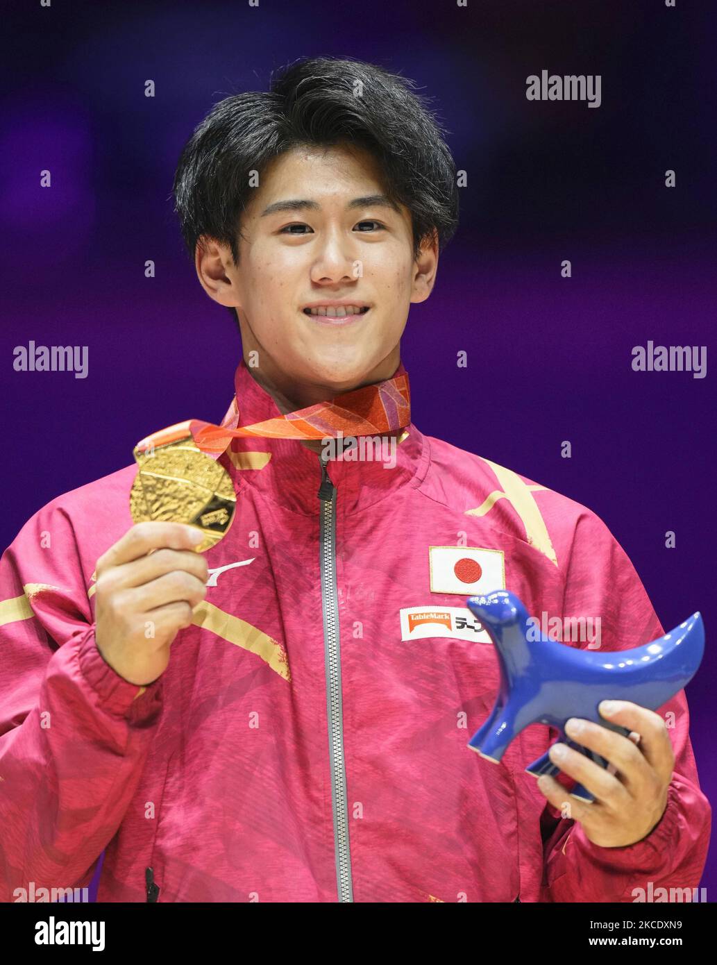 Daiki Hashimoto of Japan poses with his gold medal for the men's ...
