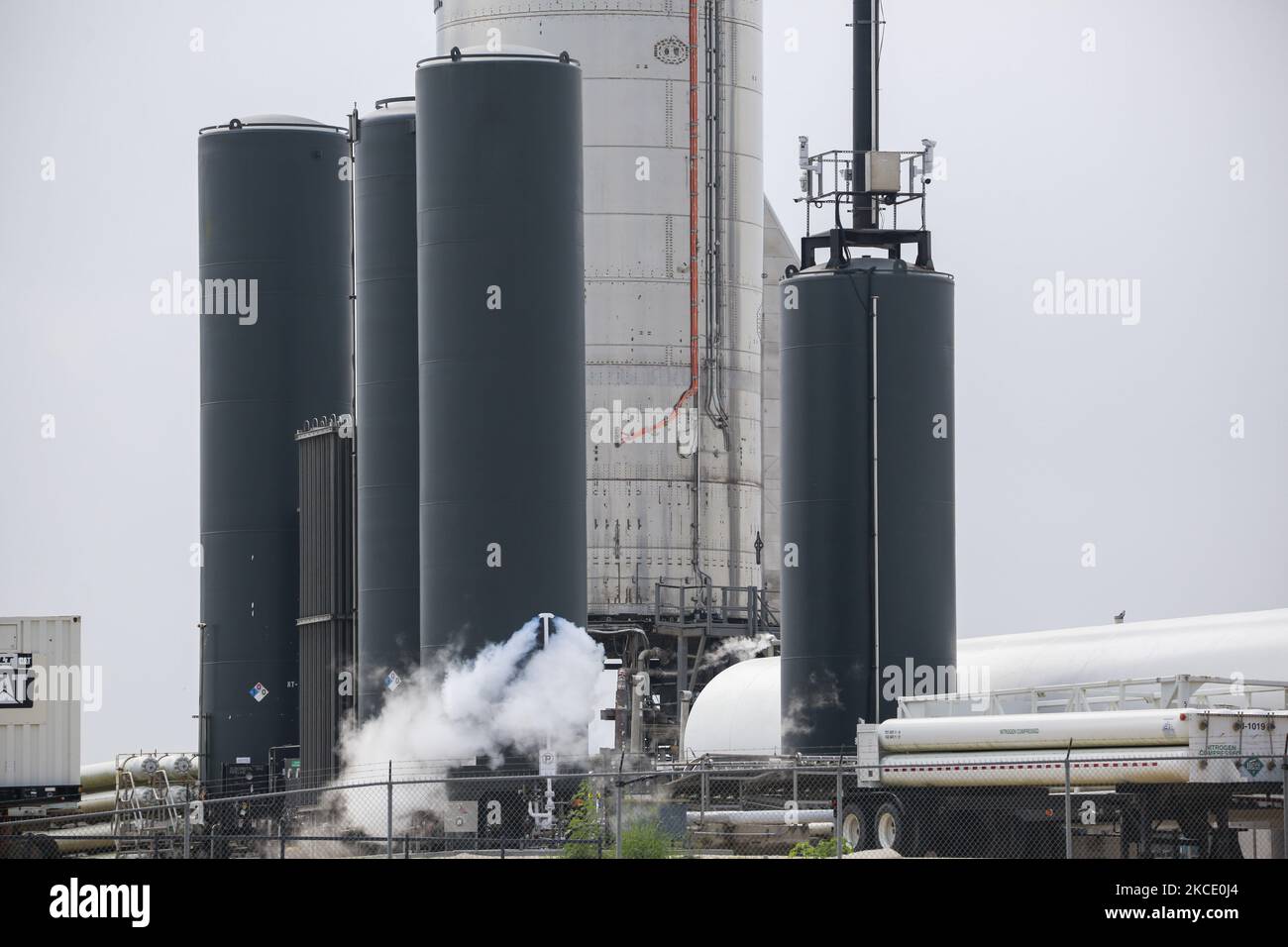 SpaceX Starship SN15 with its fins untied and open on May 4th, 2021, in ...